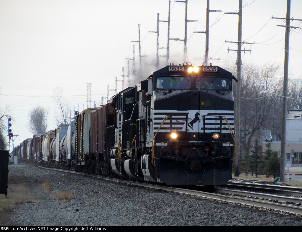 NS 9535 Leads an Eastbound